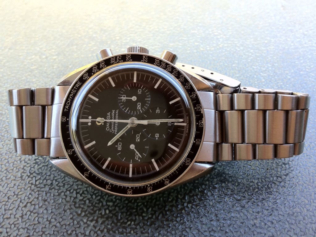 【F】 Differences In Omega Speedmaster Bezels