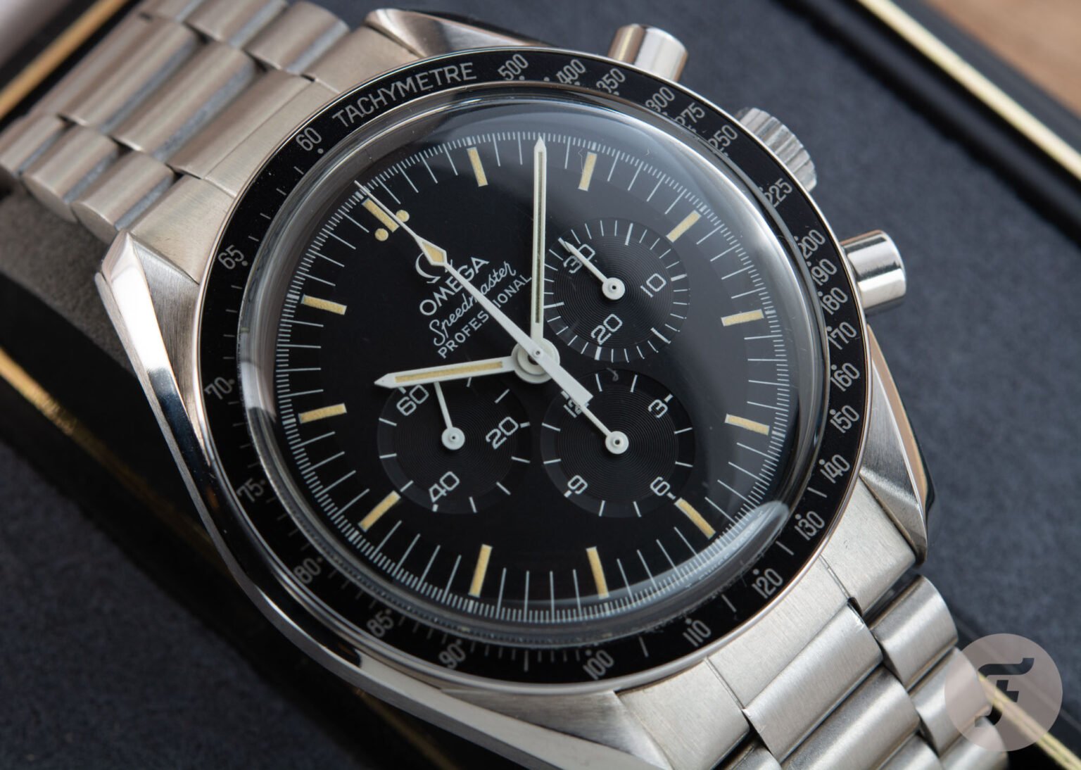 【F】 Differences In Omega Speedmaster Bezels