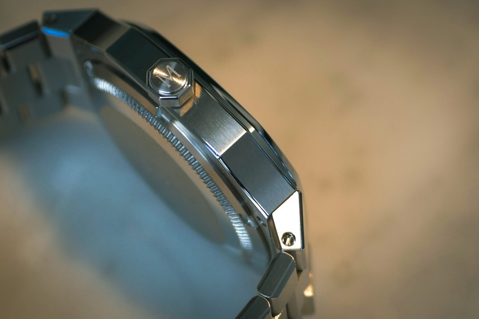 【F】 Hands-On: The New MAEN Manhattan 37 — Sleek '70s Glamour