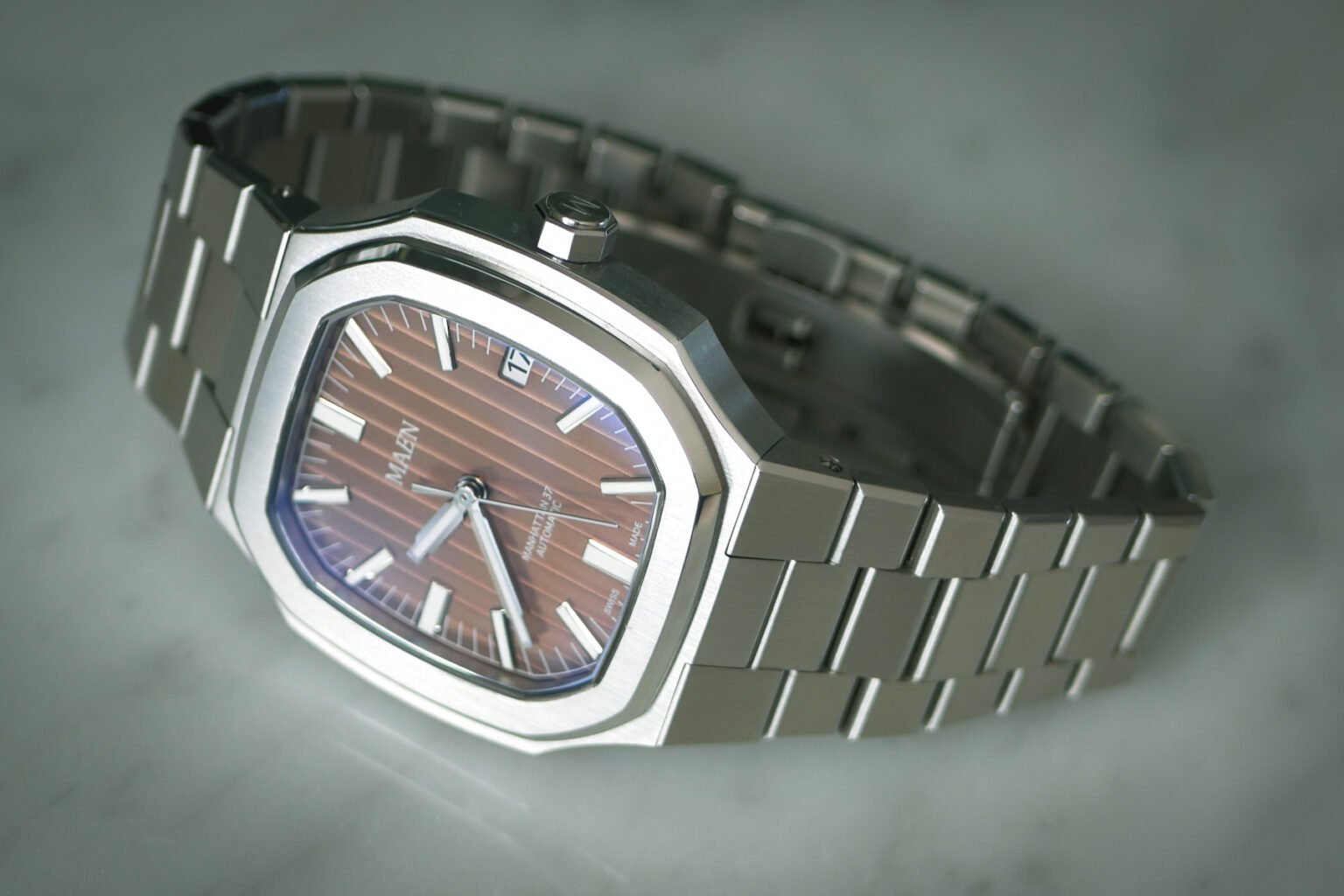 【F】 Hands-On: The New MAEN Manhattan 37 — Sleek '70s Glamour