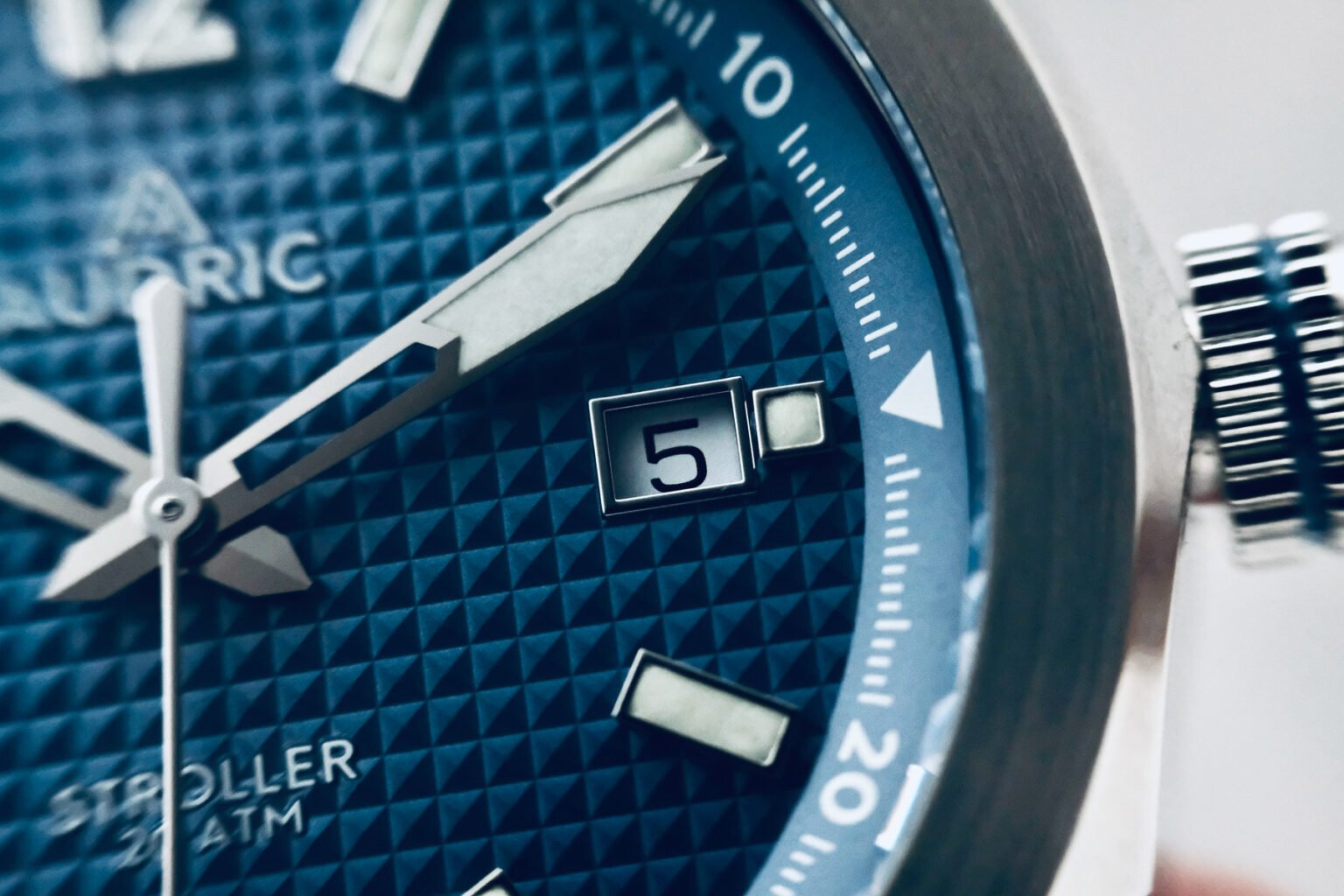 【F】 Hands-On With The Audric Strider