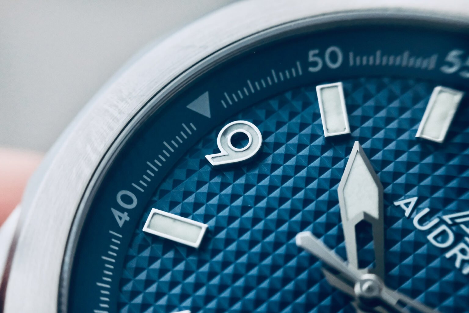 【F】 Hands-On With The Audric Strider