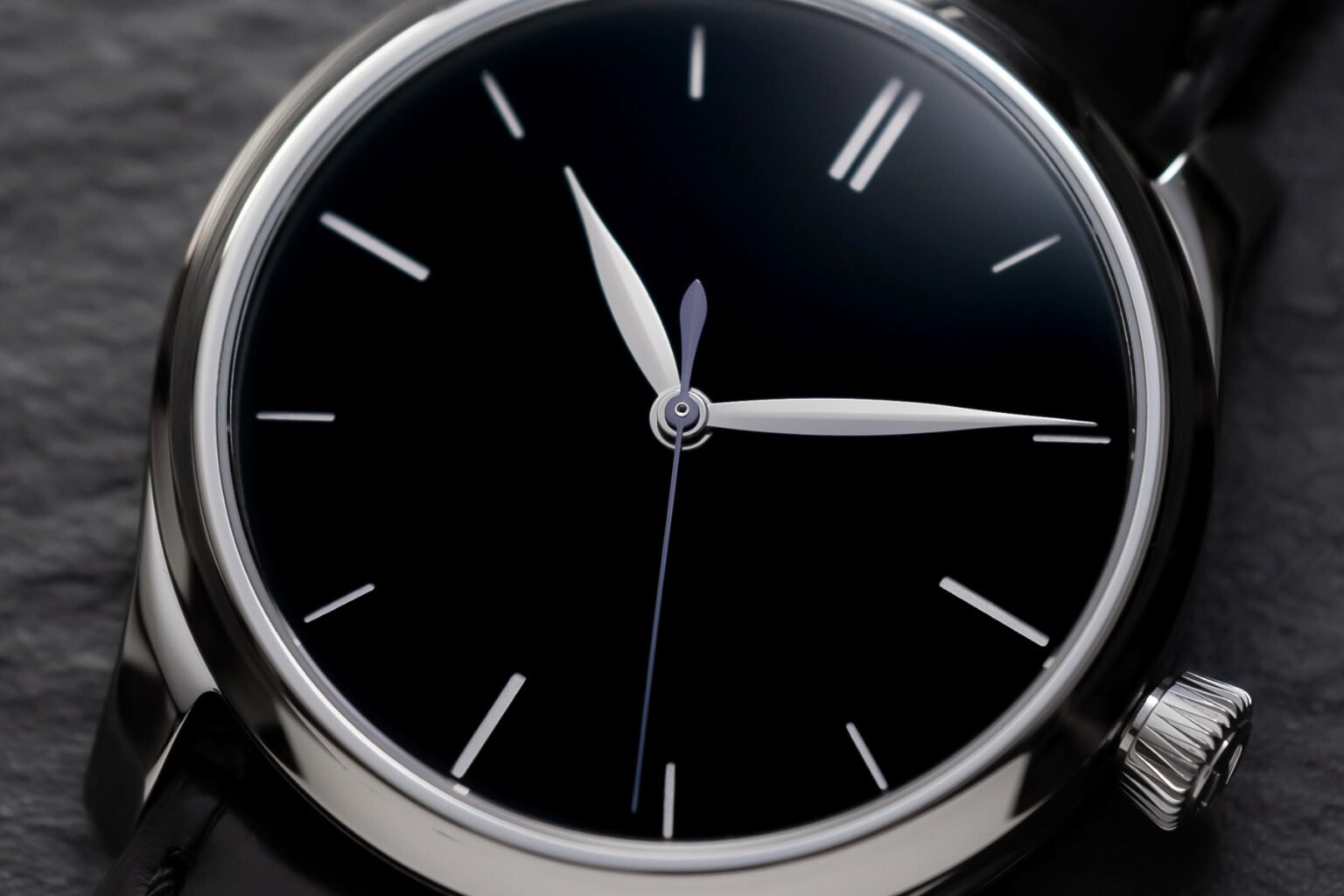 【F】 H. Moser & Cie. Endeavour Centre Seconds Vantablack