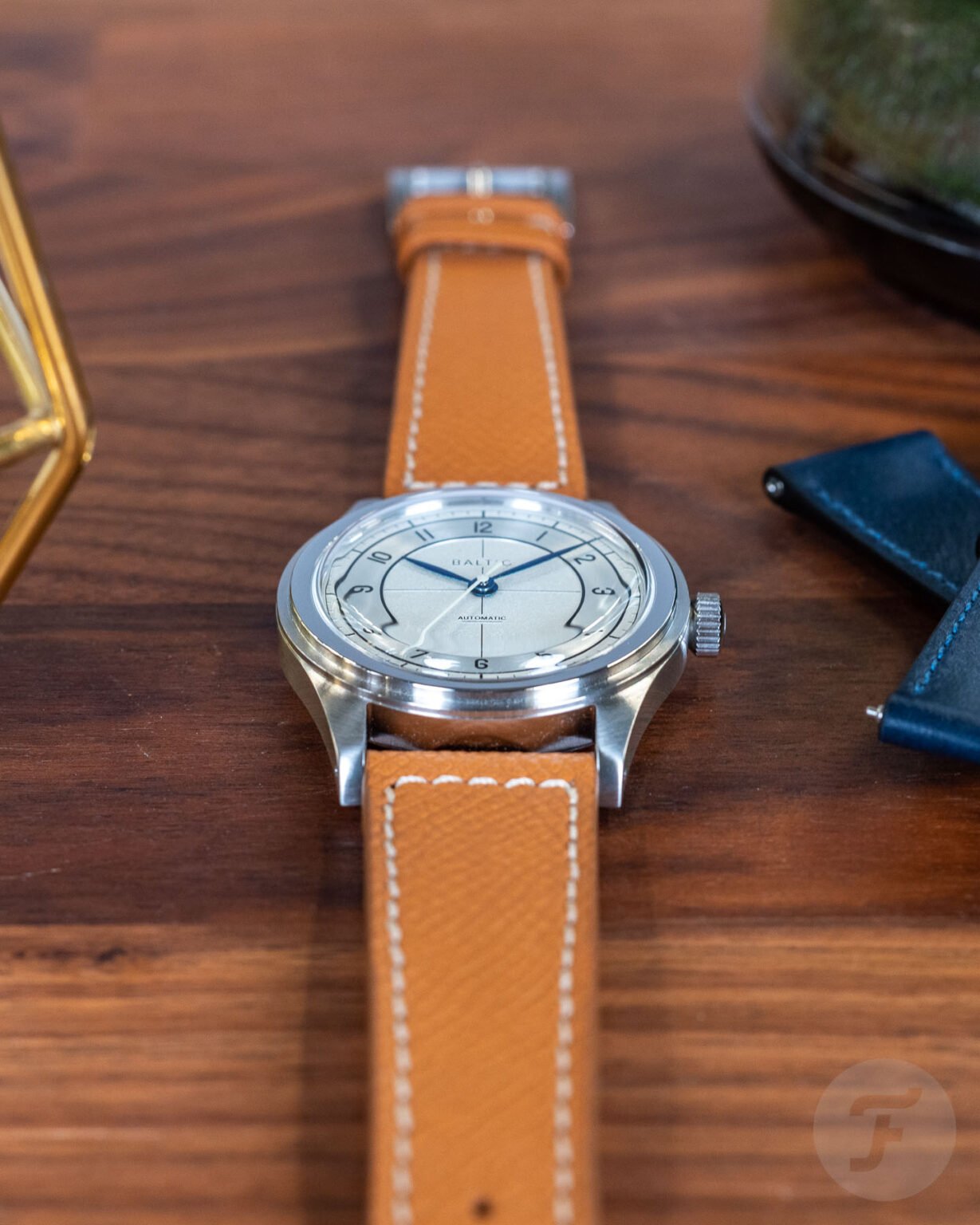 【F】 Hands-On: Baltic HMS 002 Silver With Sector Dial