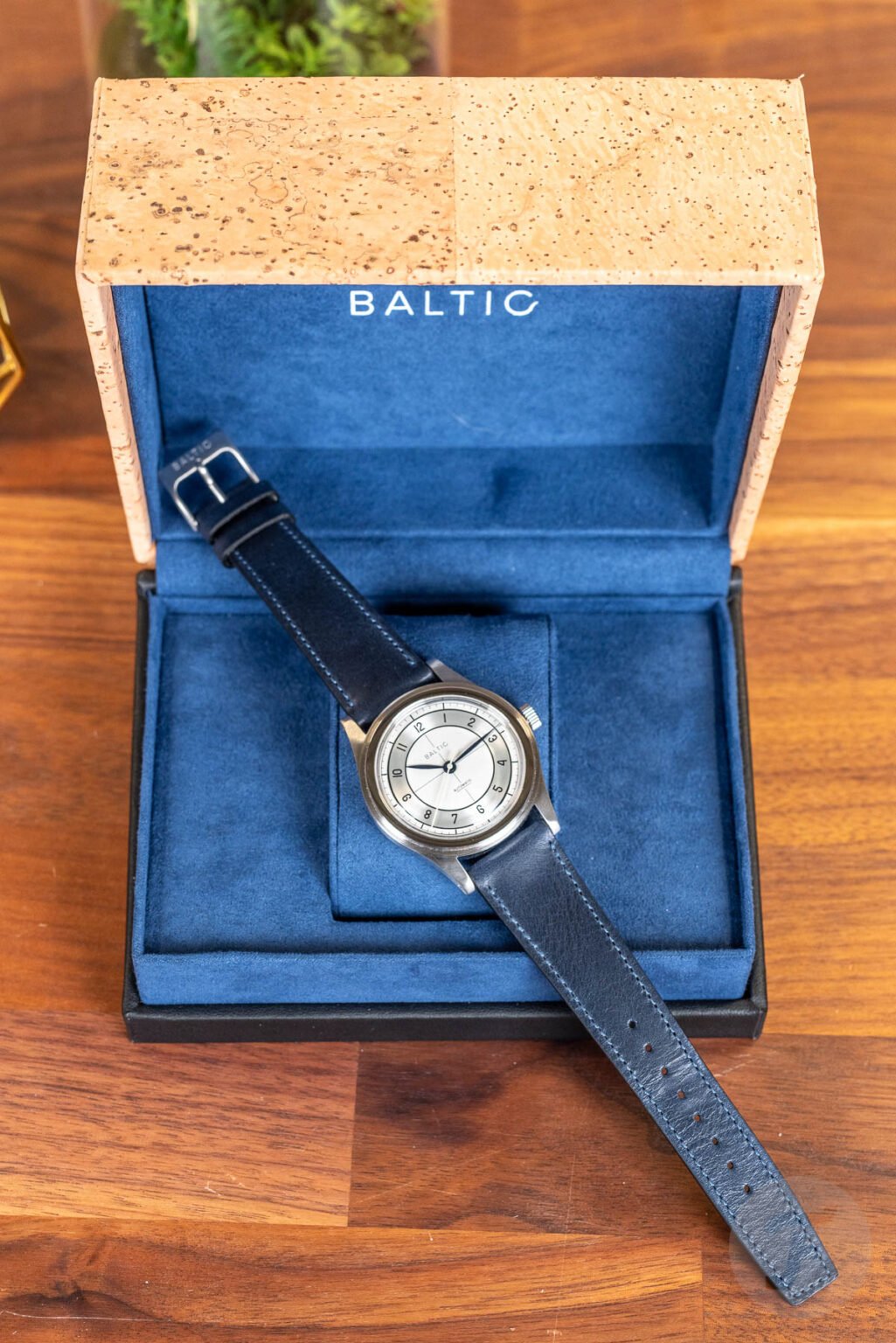 【F】 Hands-On: Baltic HMS 002 Silver With Sector Dial