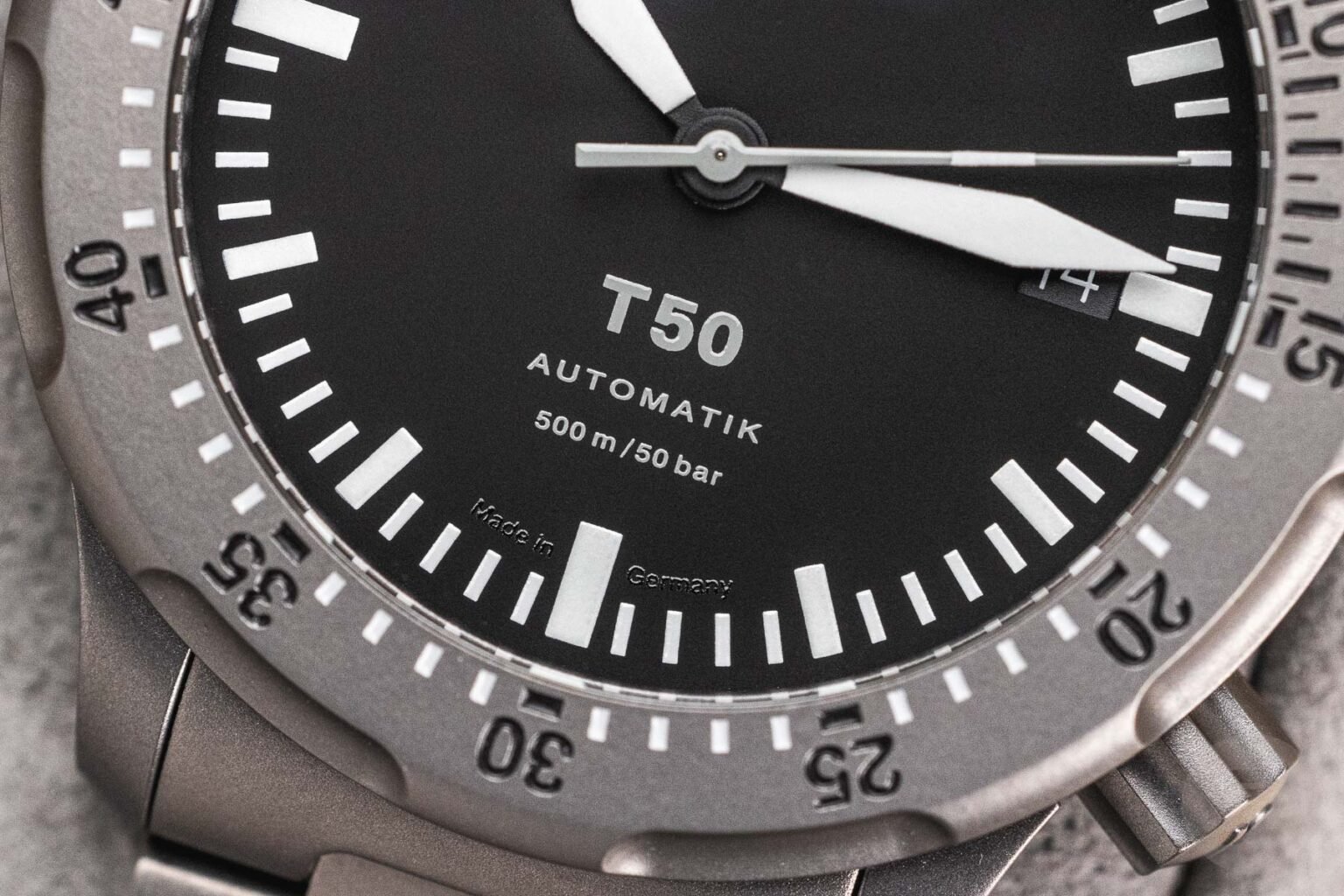 【F】 Hands-On With The Titanium Sinn T50 Dive Watch