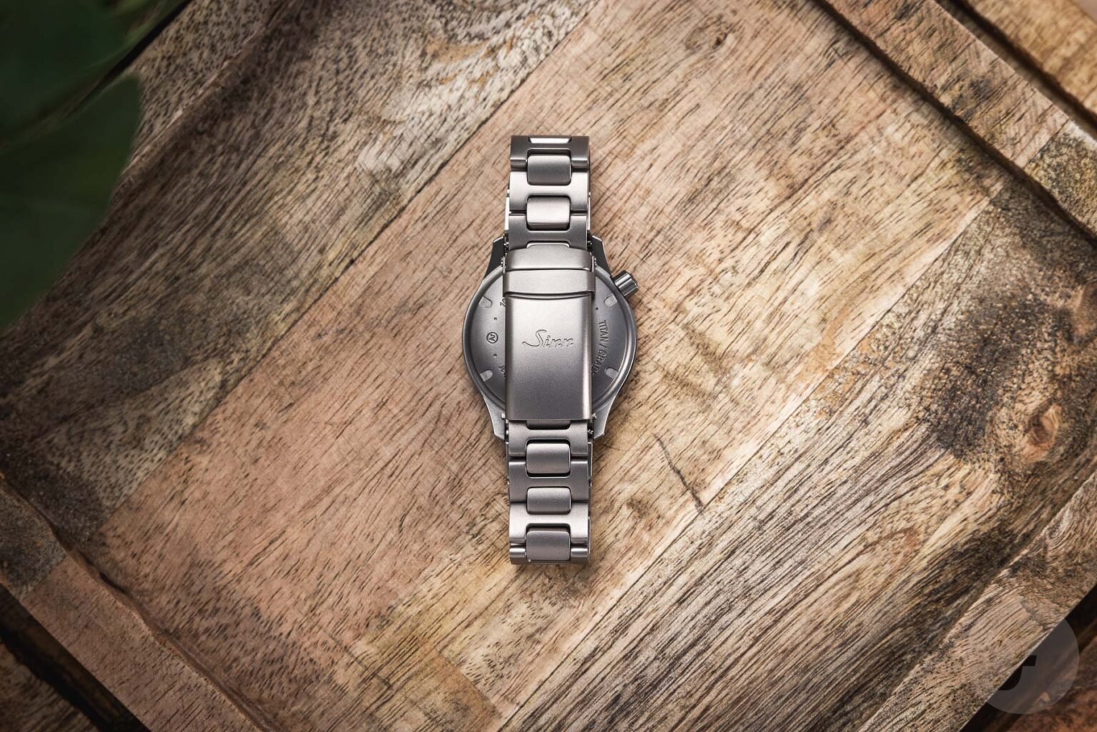 【F】 Hands-On With The Titanium Sinn T50 Dive Watch