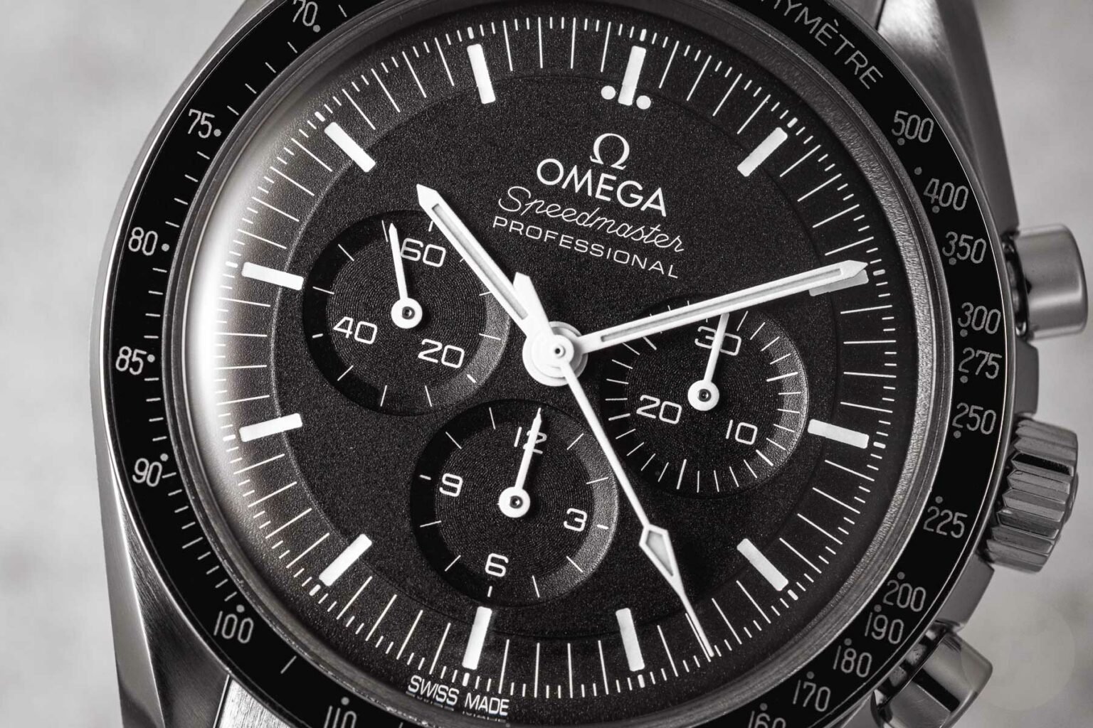【F】 Omega Speedmaster Moonwatch: White Dial Vs. Black Dial