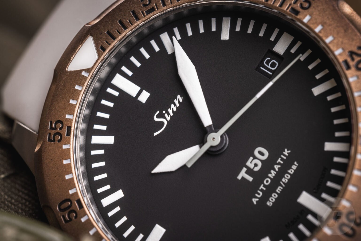 【F】 Hands-On With The Titanium Sinn T50 Dive Watch