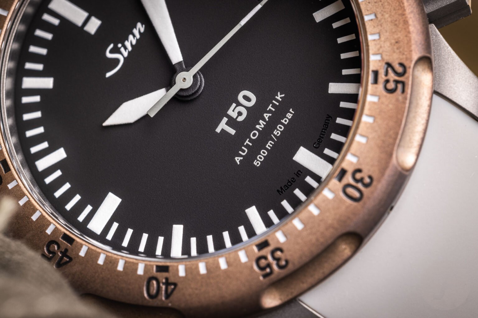 【F】 Hands-On With The Titanium Sinn T50 Dive Watch