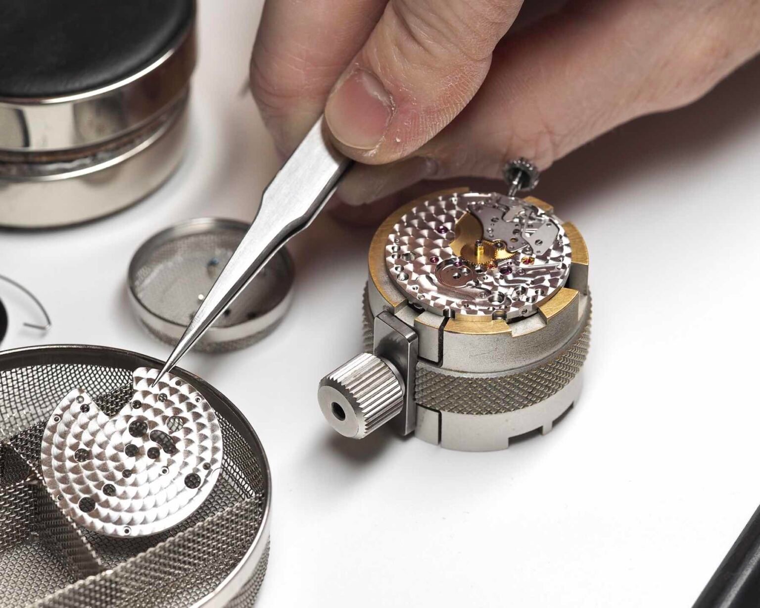 【F】 What Actually Happens During A Regular Watch Service?