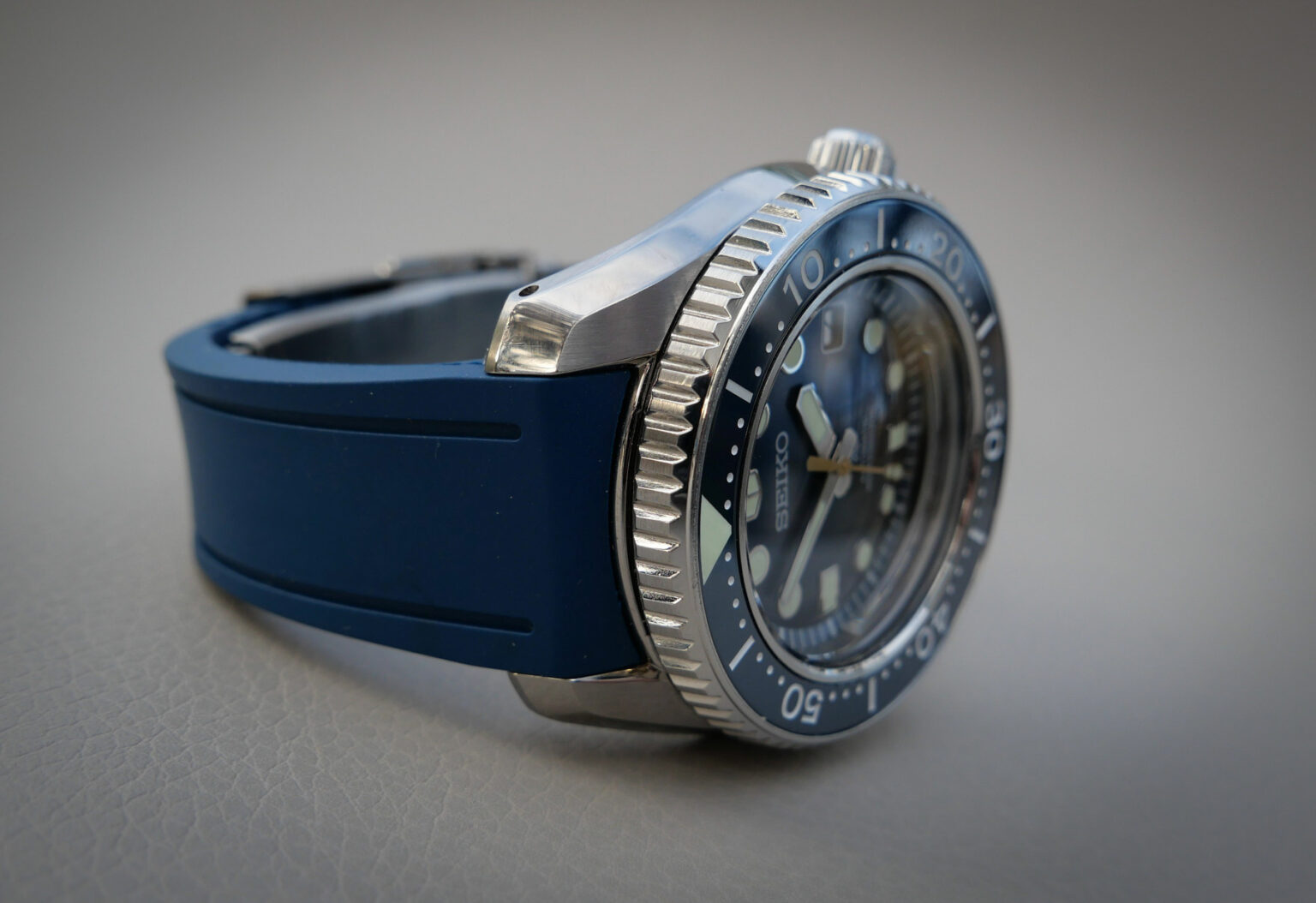 【F】 A Curved-End Rubber Strap Transforms The Seiko SLA023
