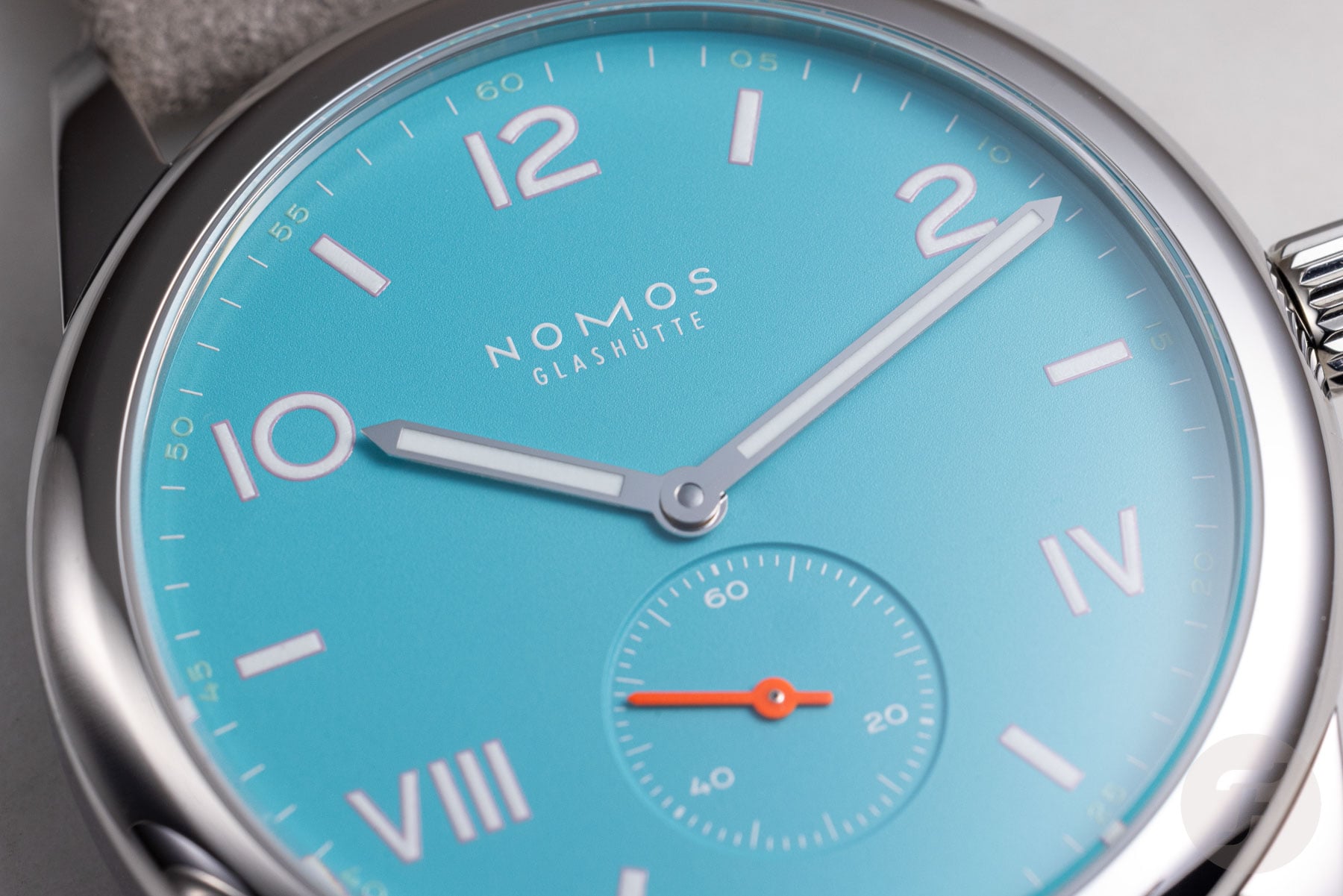 【F】 The Nomos Club Campus In Nonstop Red And Endless Blue