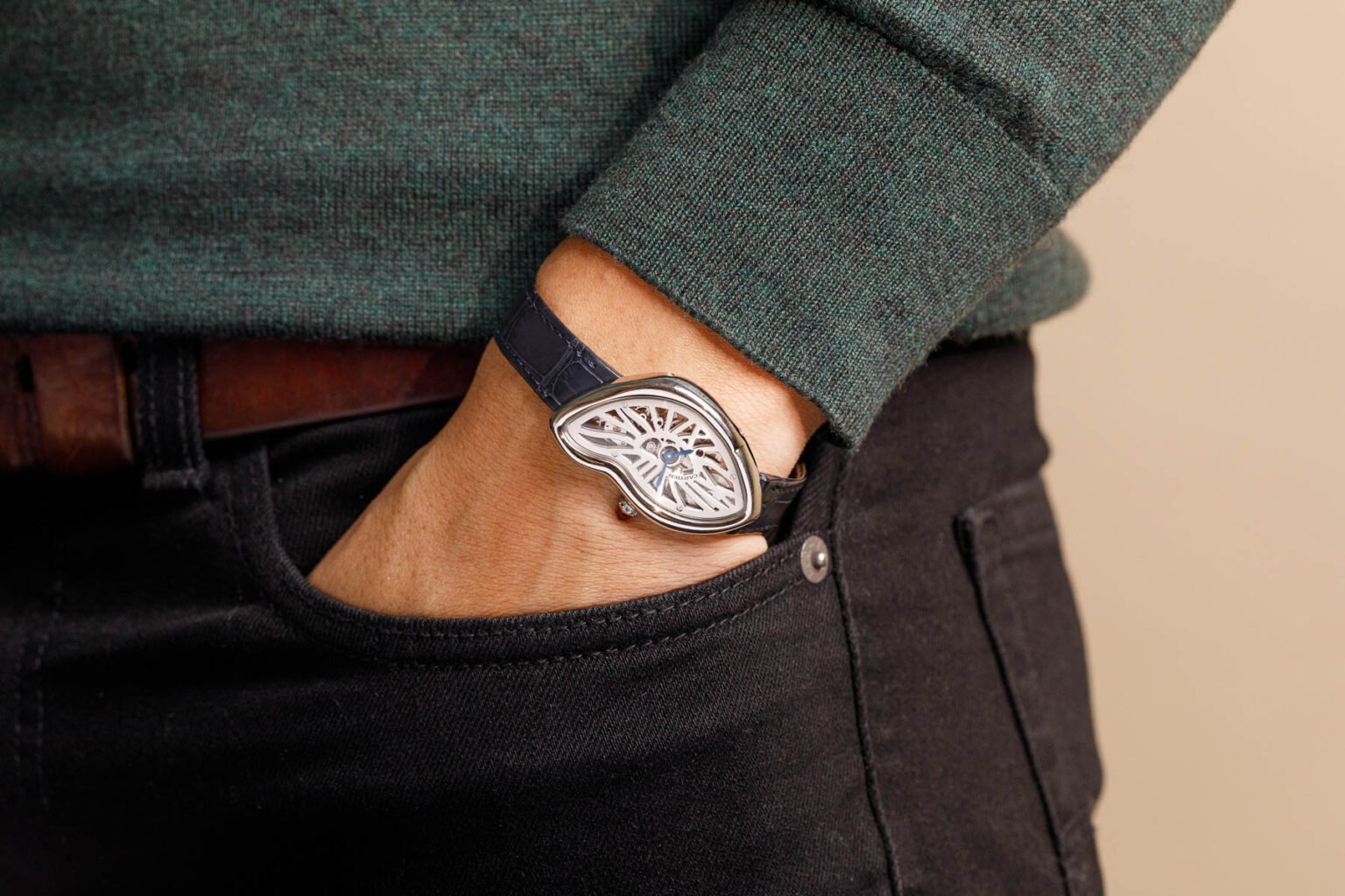 【F】 An Ultra-Rare Cartier Crash Skeleton Extra Large Surfaces