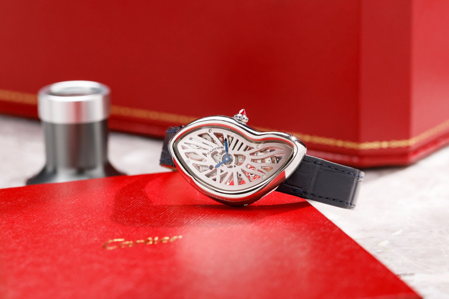 【F】 An Ultra-Rare Cartier Crash Skeleton Extra Large Surfaces