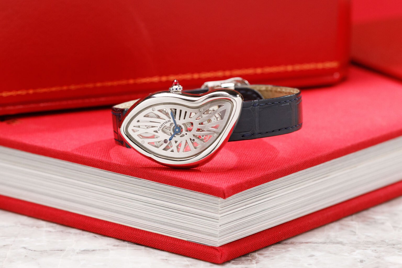 【F】 An Ultra-Rare Cartier Crash Skeleton Extra Large Surfaces