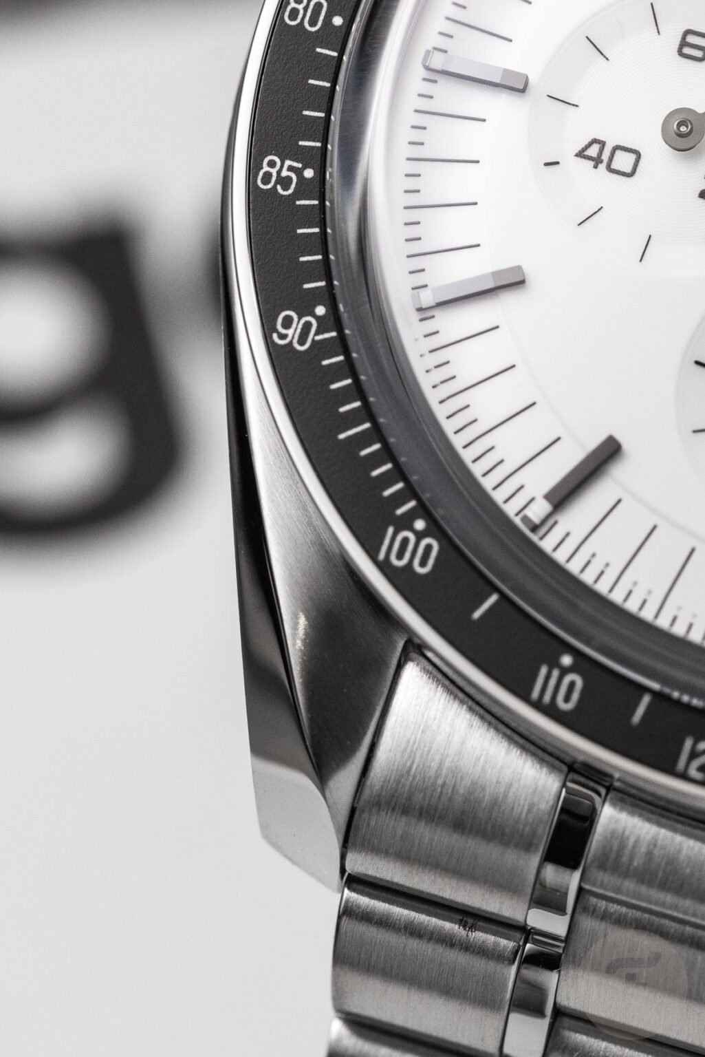 【F】 Omega Speedmaster Moonwatch: White Dial Vs. Black Dial