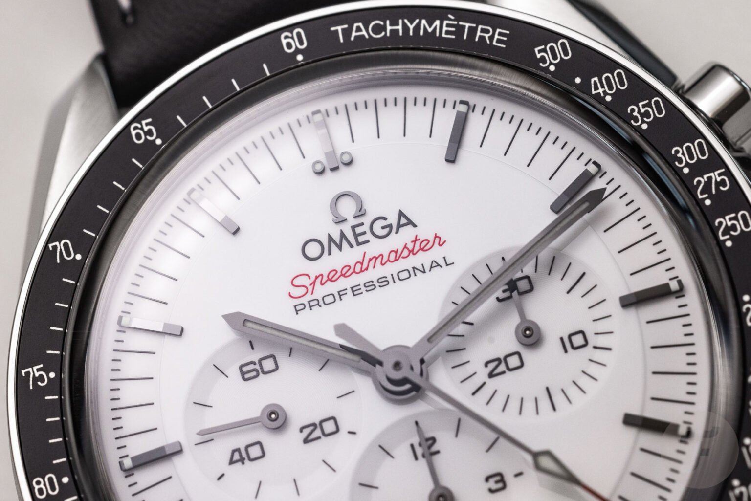 【F】 Omega Speedmaster Moonwatch: White Dial Vs. Black Dial