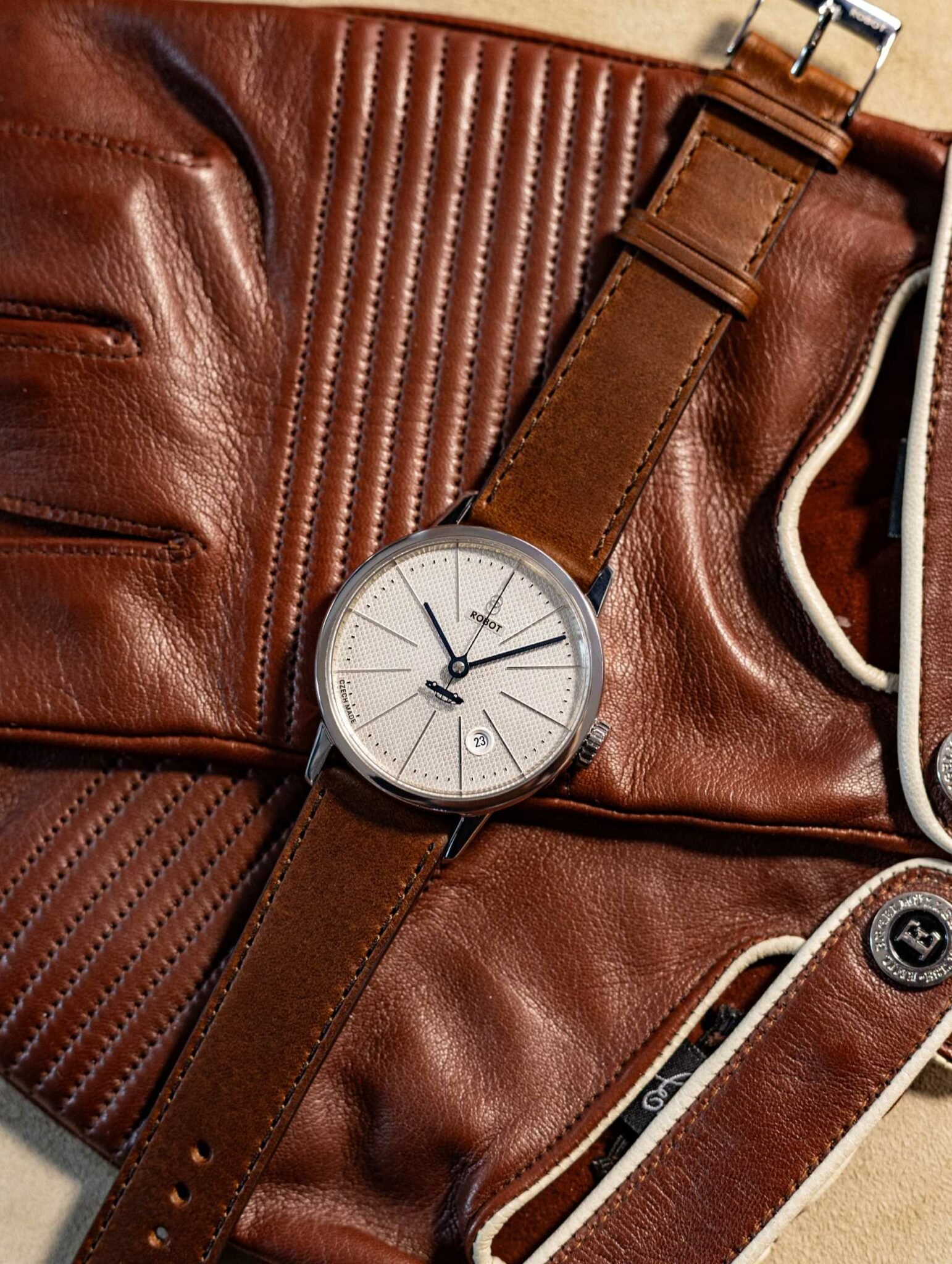 【F】 Robot Watch Adds A Customized Spin To Its Modern Designs