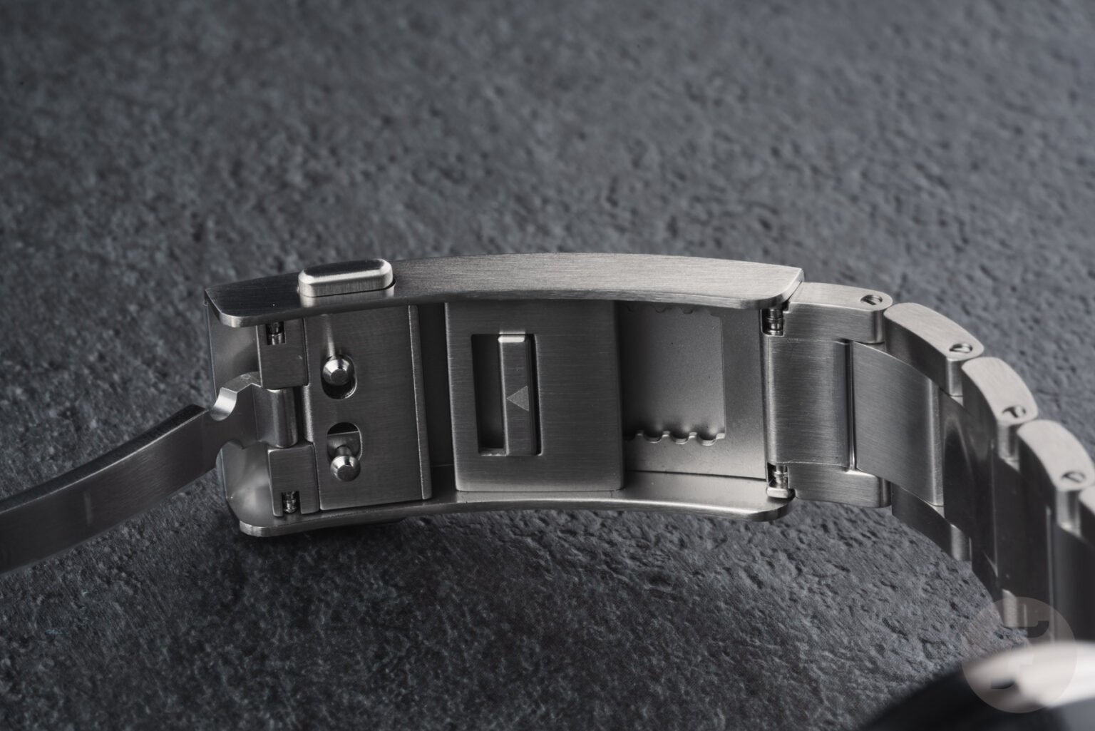 【F】 Hands-On: Christopher Ward C63 Sealander GMT