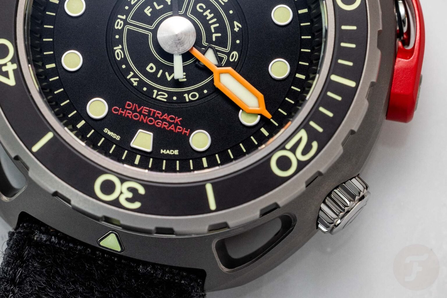 【F】 A Dial For Diving — The Singer Divetrack