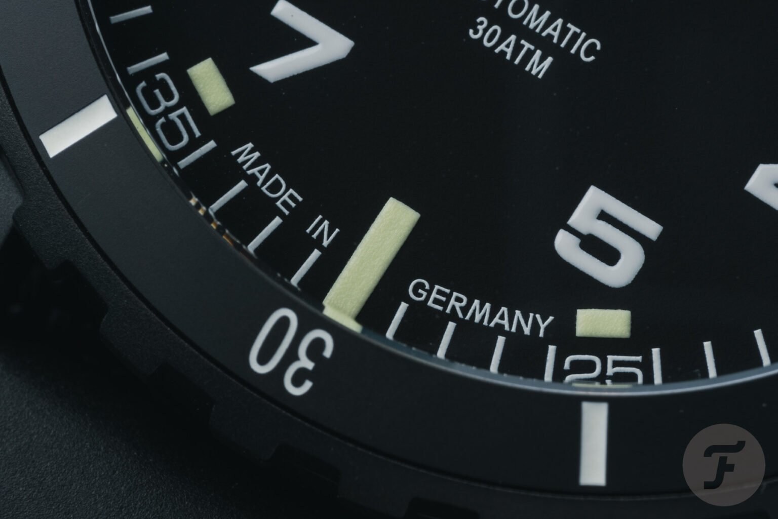 【F】 Laco Extends Its Scorpion Line With Stealthy Black Cases