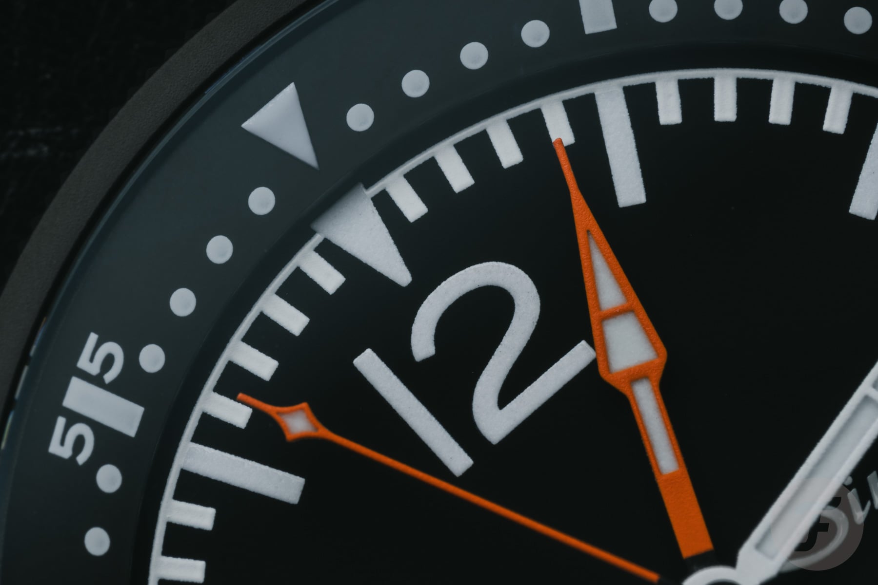 【F】 Hands-On: The Cockpit-Clock-Inspired Sinn 717