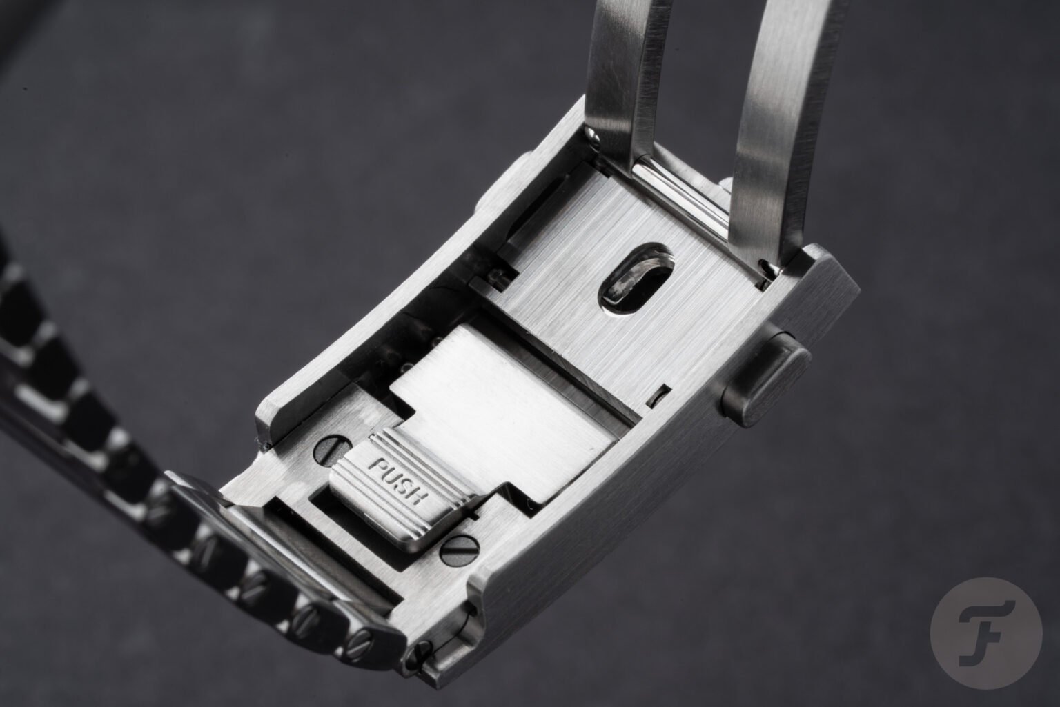 【F】 Hands-On: The Omega Speedmaster Pilot Flight Qualified