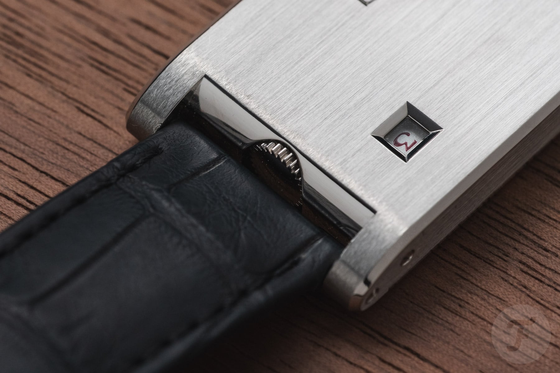 【F】 Hands-On With The Cartier Tank À Guichets