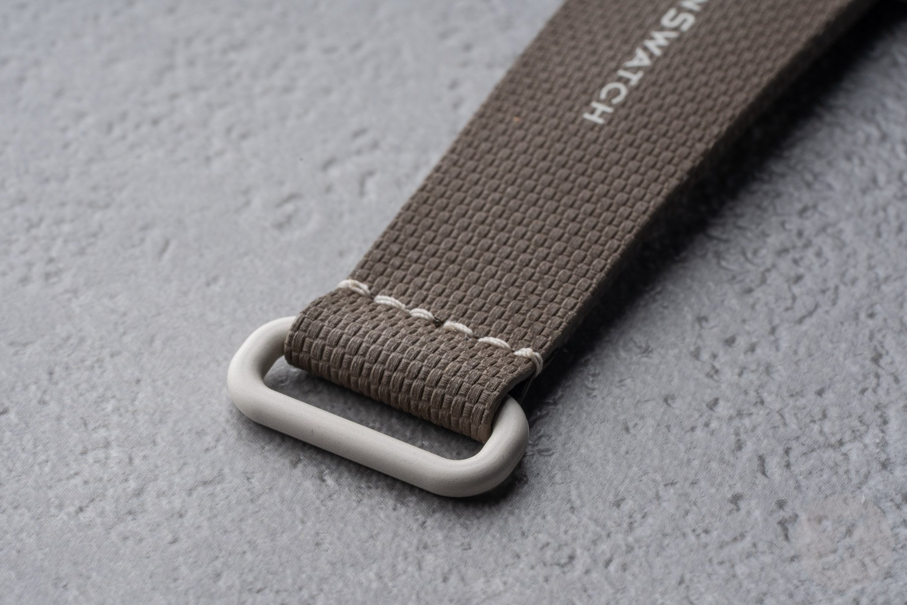 【F】Hands-On With The Rubber MoonSwatch Strap
