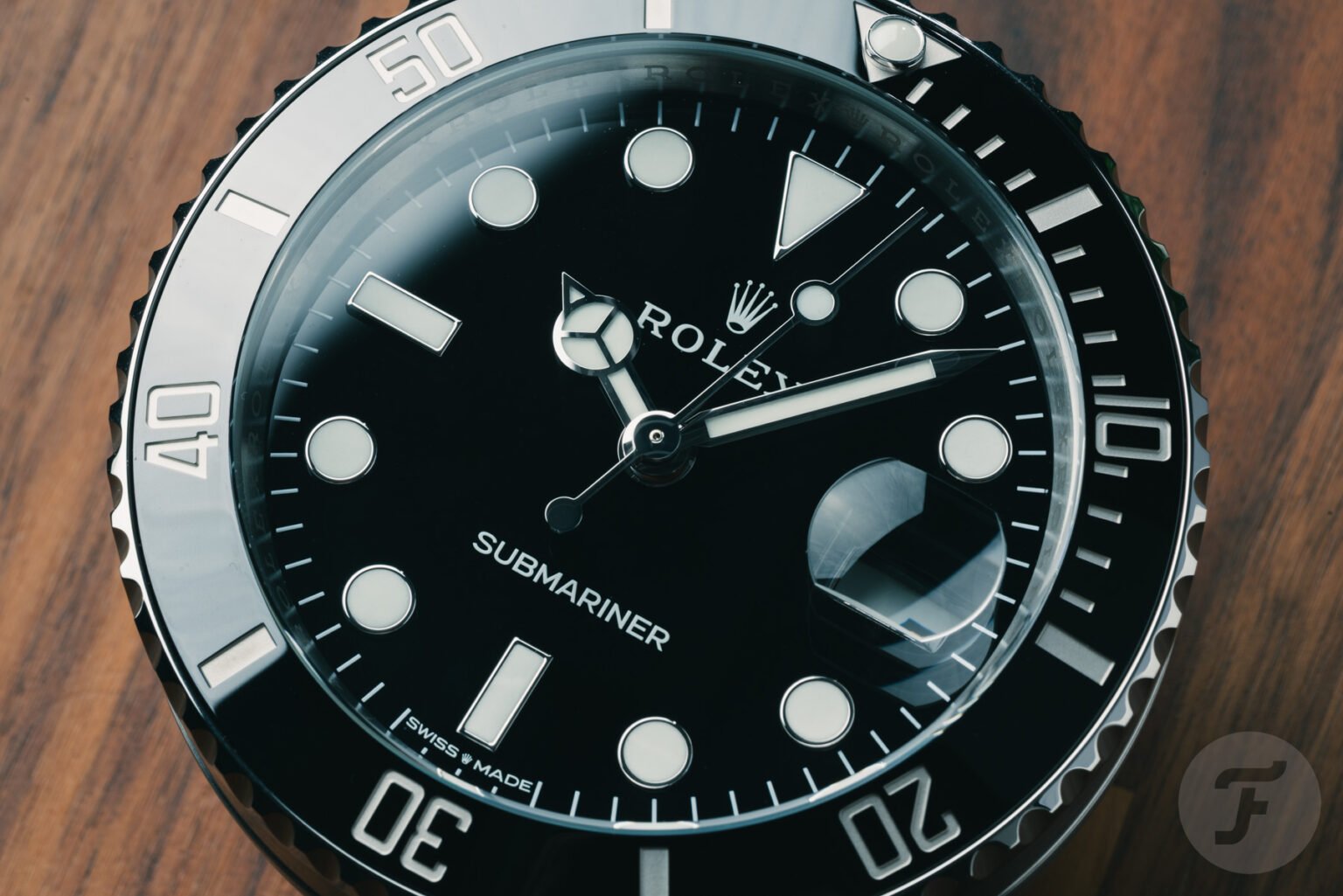 A Look At The Rolex Submariner Date Desk Clock Ref. 909010LN