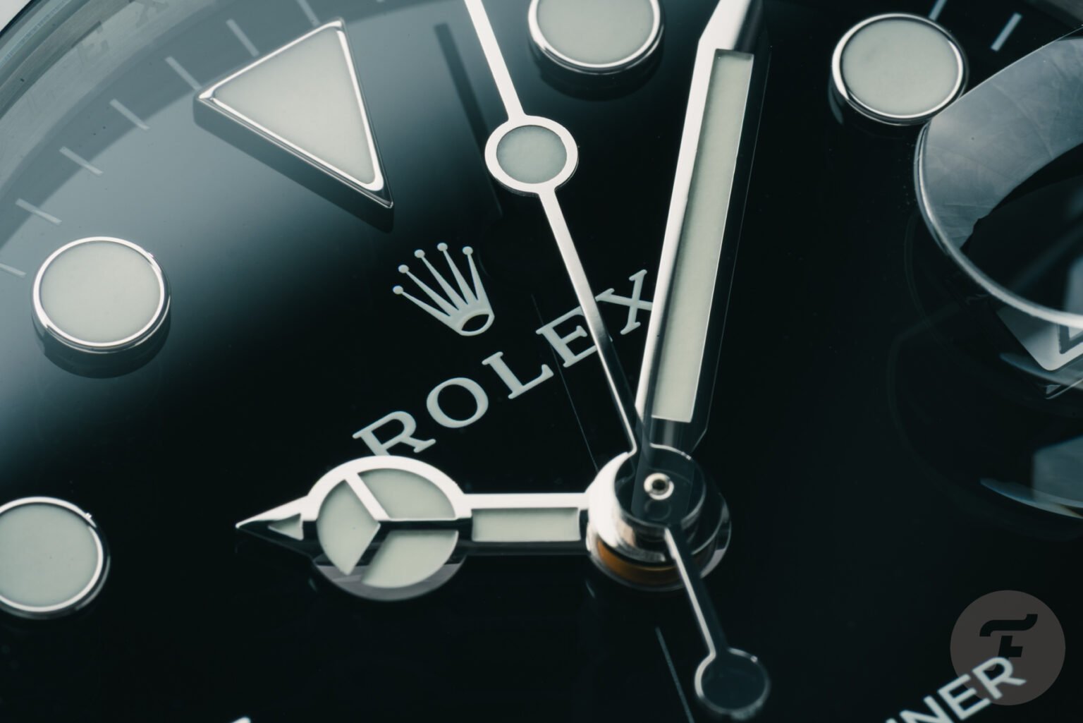 A Look At The Rolex Submariner Date Desk Clock Ref. 909010LN